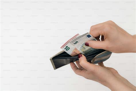 벽걸이 에어컨 앞에서 리모컨을 들고 있는 사람 사진 Unsplash의 불황 이미지