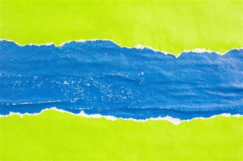 파란색과 녹색 구겨진 찢어지고 초라한 광택 종이 포스터와 플래카드 질감 배경 아트 디자인 이나 텍스트에 사용할 수 있습니다