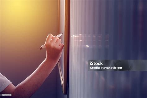 학교 교사 교실 화이트 보드에 작성 강당에 대한 스톡 사진 및 기타 이미지 강당 교실 하얀 칠판 Istock