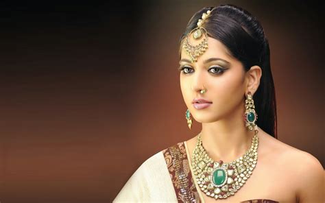 Anushka Shetty Tamil Actress Wallpaper