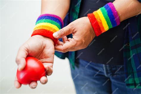 6월에 무지개 깃발 Lgbt 상징 권리와 성 평등 Lgbt 프라이드의 달을 가진 아시아 여성 프리미엄 사진