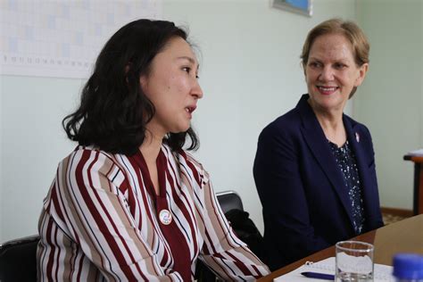 Дархан хот Монгол дахь Энх тайвны корпусын захирал Ким Facebook