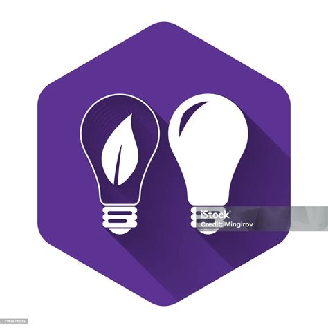 긴 그림자로 격리 된 아이콘 내부 잎 흰색 클래식 램프와 전구 조명 전기 램프 녹색 에코 에너지 개념 보라색 육각 버튼 벡터 일러스트레이션 0명에 대한 스톡 벡터 아트 및