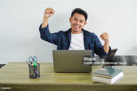 젊은 아시아 너무 기뻐 재미 직원 사업가 파란 셔츠에 앉아서 직장 책상 Pc 노트북 할 승자 제스처 주먹 쥐고 고립 성취 경력 개념 25 29세에 대한 스톡 사진 및 기타