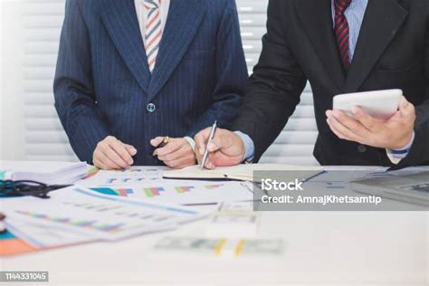 비즈니스 사람들이 회의에서 투자 및 마케팅 계획에 대 한 의견을 2명에 대한 스톡 사진 및 기타 이미지 2명 경영자 계획 Istock
