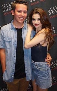 Selena Gomez Shows Her Fans Her Boobs At A Vip Meet And Greet