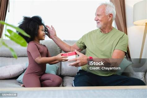 아프리카 계 미국인 소녀 놀라게 그녀의 선임 할아버지 용 크리스마스 선물 에 집에서 선물에 대한 스톡 사진 및 기타 이미지 선물 주기 할머니 Istock