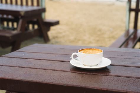 야외 레스토랑 테라스의 나무 소박한 테이블에 커피 흔적이있는 흰색 빈 커피 컵 폐쇄로 인해 방문자 닫힌 카페가 없습니다 선택적 초점 복사 공간 커피 마실 것에 대한 스톡