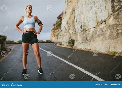 Atleta De Sexo Femenino Taking Una Rotura Del Funcionamiento Foto De Archivo Imagen De