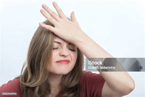 의아해하고 혼란스러운 표정을 가진 젊은 백인 여성 소녀 생각 잊어 버린 또는 기억 감정에 대한 스톡 사진 및 기타 이미지