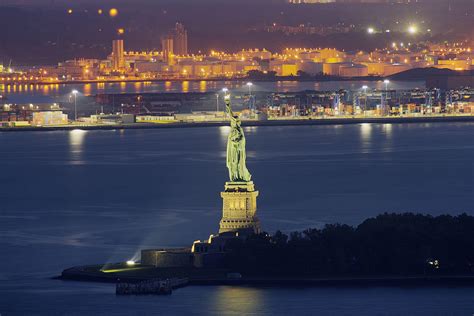 Statue Of Liberty At Night Wallpapers Top Free Statue Of Liberty At