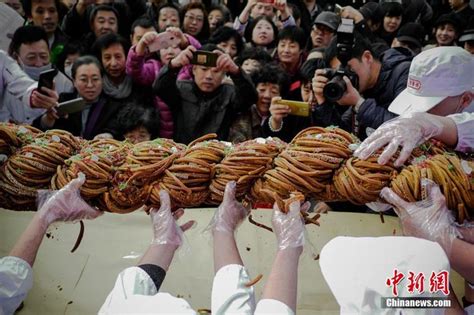 118斤巨型麻花亮相天津麻花文化节 精彩图片 东南网
