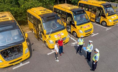 安徽庐江：校车 体检”迎开学 人民图片网