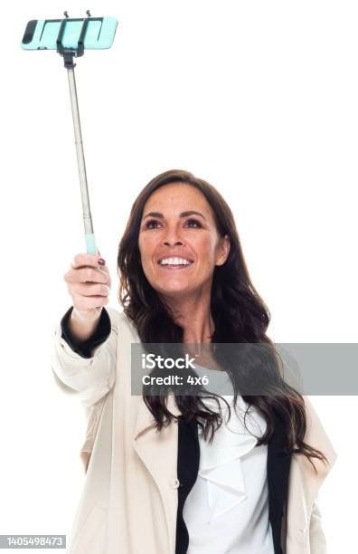 백인 젊은 여성 사업가 서 앞에 흰색 배경 착용 비즈니스 웨어 40 44세에 대한 스톡 사진 및 기타 이미지 40 44세 갈색 머리 경영자 Istock