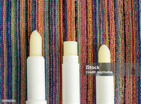 화려한 비치 타월에 3개의 립밤 자외선 차단제 스틱 여름 립 트리트먼트 와 자외선 차단 클로즈업 플랫 레이 복사 공간 0명에 대한 스톡 사진 및 기타 이미지 Istock