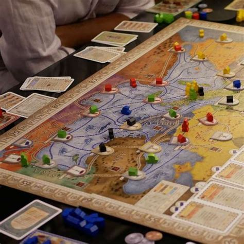 Pessoa De Camisa Branca Sentada Ao Lado Da Mesa Com Um Jogo De Quebra