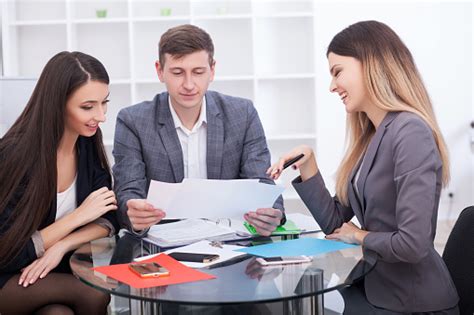 비즈니스 팀 회의입니다 사무실에서 프레 젠 테이 션을 만들고 동료 훈련 남자입니다 비즈니스 사람과 회의 테이블에 앉아 프로젝트에 대 한 작업 함께 브레인 스토밍 고품질