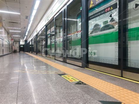 지하철2호선 지하철 지하철내부 전철 2호선 사진 이미지 일러스트 캘리그라피 Loveartlove작가