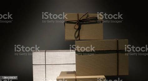 어두운 대조 배경에 검은 선물 상자 낭만적 인 분위기를 만드는 일반적으로 생일 기념일 선물 기프트 카드 엽서에 사용됩니다 0명에 대한 스톡 사진 및 기타 이미지 Istock