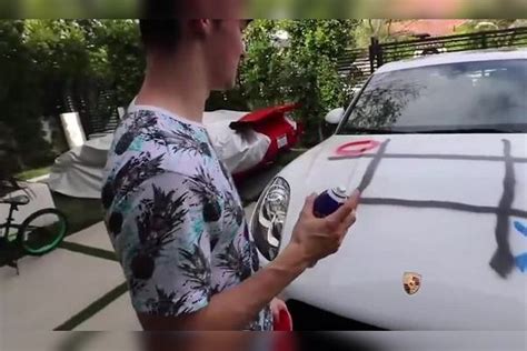 老外在豪车上玩九宫格，获胜将获得1万美元？网友：让我来喷！网友老外