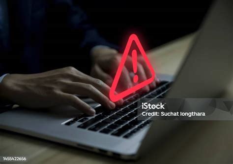 경고 삼각형과 느낌표 아이콘을 보여주는 노트북을 사용하는 사업가 위험한 문제 경고 서버 오류입니다 바이러스 유지 보수 개념입니다 주의 인터넷 기술 네트워크 보안 3차원