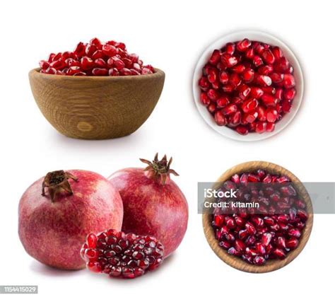 평면도 흰색 절연 그릇에 석류 씨앗 붉은 석류 씨앗으로 만든 배경입니다 텍스트에 대 한 복사 공간이 있는 가넷 평면도 석류 흰색 배경에 고립입니다 흰색 절연 가넷 0명에