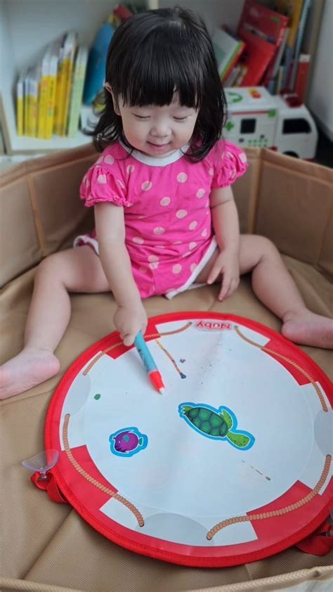 유쥬 • 육아인플루언서 협찬 미술놀이🎨 이렇게 쉬운거였어 물감 놀이는 정리하기 넘 힘들어서 정말 큰 맘 먹고 하는데 🐠누비 바다친구 워터매직매트🐢 덕분에 이제 물만