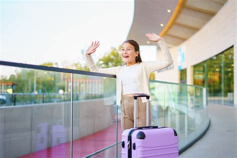 터미널 밖에서 여행 가방을 들고 여행을 기다리는 사랑스러운 소녀 가방에 대한 스톡 사진 및 기타 이미지 가방 공항 공항 출발 구역 Istock