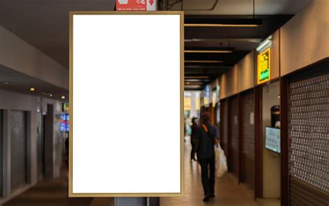 빈 템플릿 광고 모형 도시 공원의 워킹 스트리트 근처 폴프에 배너 텍스트를 위한 공간을 복사합니다 간판에 대한 스톡 사진 및