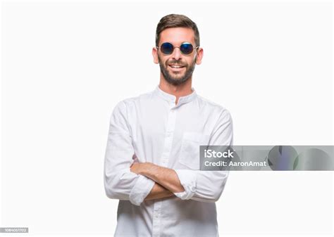 젊은 잘생긴 남자에 안경을 쓰고 행복 한 얼굴을 웃 고 넘어 무기는 카메라 보고 배경 고립 긍정적인 사람입니다 긍정적인 감정