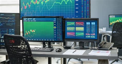 현대적인 사무실 인테리어에 데스크톱 컴퓨터와 다양한 모니터가 있는 주식 및 통화 거래 에이전트 작업 공간의 수평 사람이 없습니다 사진 Unsplash의 사무실 이미지