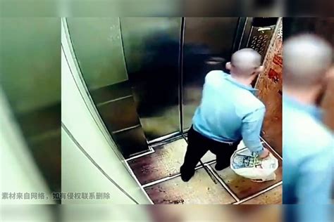 男子用金属棒卡住电梯门，下一秒，电梯门损坏幸好人没事