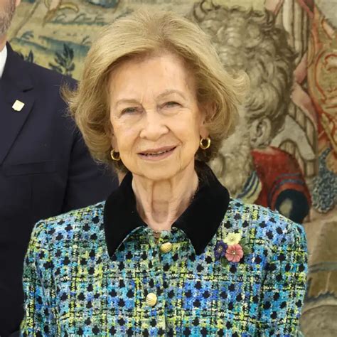 La reina Sofía fabulosa en azul cobalto y con brillos cierra la agenda semanal de Casa Real