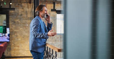호텔 로비에서 전화를 걸면서 웃고 있는 멋진 신사의 복사 공간 사진 사진 Unsplash의 의류 이미지