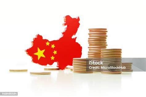 중국의 Gdp 흰색 배경에 동전 더미 옆에 앉아 있는 중국 국기로 질감 있는 중국의 지리적 경계 0명에 대한 스톡 사진 및 기타 이미지 Istock