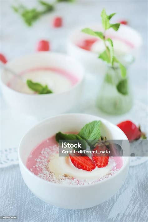 콜드 크림 딸기 수프 코코넛 칩 아이스크림 민트 잎의 특 종와 함께 뿌 렸 다 차가운 여름 디저트입니다 0명에 대한 스톡 사진 및 기타 이미지 Istock