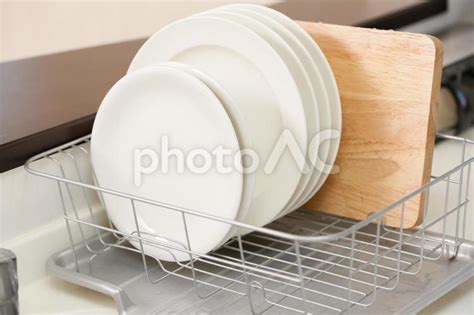 水切り棚にある洗い終わった食器 No 1060758｜写真素材なら「写真ac」無料（フリー）ダウンロードok