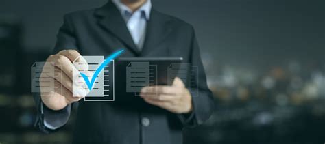 완벽한 품질 보증 프로세스로 비즈니스의 잠재력 발휘 자신감 있는 사업가가 완벽한 틱으로 승인을 표시합니다 개념에 대한 스톡 사진