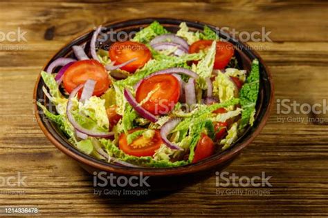 나무 테이블에 사보이 양배추 체리 토마토 붉은 양파와 올리브 오일건강한 샐러드 갈기갈기 찢어진에 대한 스톡 사진 및 기타 이미지 갈기갈기 찢어진 건강한 식생활 그릇