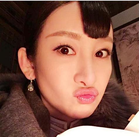39歲秦海璐嫁大7歲王新軍超幸福，二婚丈夫希望兒子能接納她！ 每日頭條