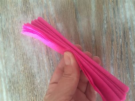Cómo hacer flores con papel crepé