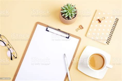 밝은 베이지색 배경에 빈 클립보드 메모장 안경 커피잔 및 액세서리가 있는 데스크탑 평면도 플랫 레이 모형 0명에 대한 스톡 사진