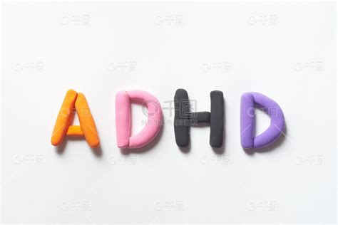Adhd高清图片 Adhd缩写由白色背景上的彩色橡皮泥形成。注意力缺陷多动症和心理健康意识。多动症由拼字游戏块组成。 医疗健康免费下载