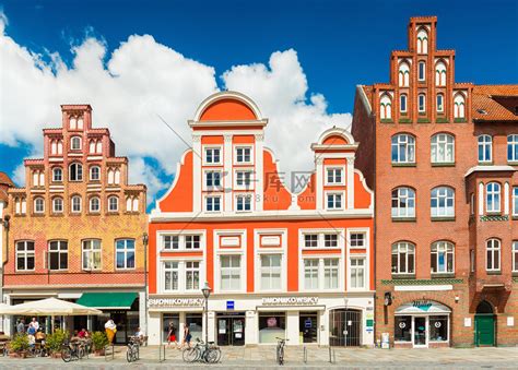 Luneburg 2018 年 7 月，德国：一条 街道上有传统德国建筑风格的房屋。高清摄影大图 千库网