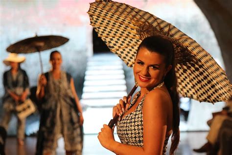 Melihat Gadis Gadis Cantik Portugis Dalam Balutan Kain Batik