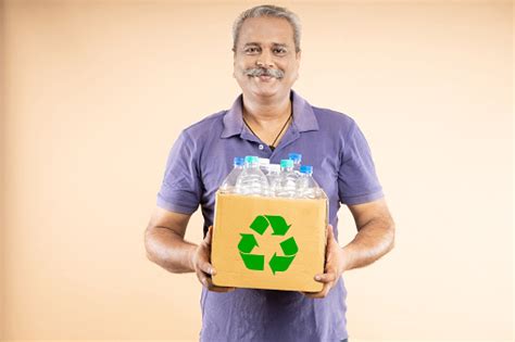 행복한 친환경 인도 노인은 재활용을 위해 플라스틱 병으로 가득 찬 상자를 들고 있습니다 환경 보호 지구의 날 개념 병에 대한 스톡 사진 및 기타 이미지 Istock