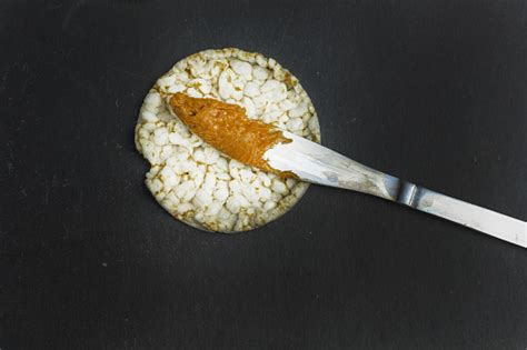 무료 복사 공간이있는 칼 땅콩 버터와 검은 슬레이트 배경에 떡 빵에 바삭 바삭 한 천연 땅콩 버터 샌드위치 적절한 영양 다이어트 채식 아침 식사 0명에 대한 스톡 사진 및