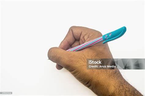 형형색색의 펜을 들고 빈 흰색 표면에 글을 쓸 태세를 취하고 있는 손의 클로즈업 이미지는 글을 쓰거나 그림을 그리는 행위를