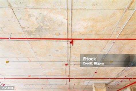 빨간 파이프에서 건설 및 화재 스프링 클 러에 금속 파이프 천장 인테리어에서 거는 강철에 대한 스톡 사진 및 기타 이미지 강철 건물의 층 건설 산업 Istock