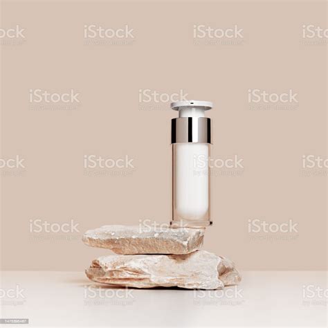 펌프 병은 화장품 거울이 있는 유리 병 베이지색 배경의 돌 복사 공간을 조롱합니다 자연 유기농 스파 제품 템플릿 파스텔 컬러 미적 사진 미용 화장품 강단에 대한 스톡 사진